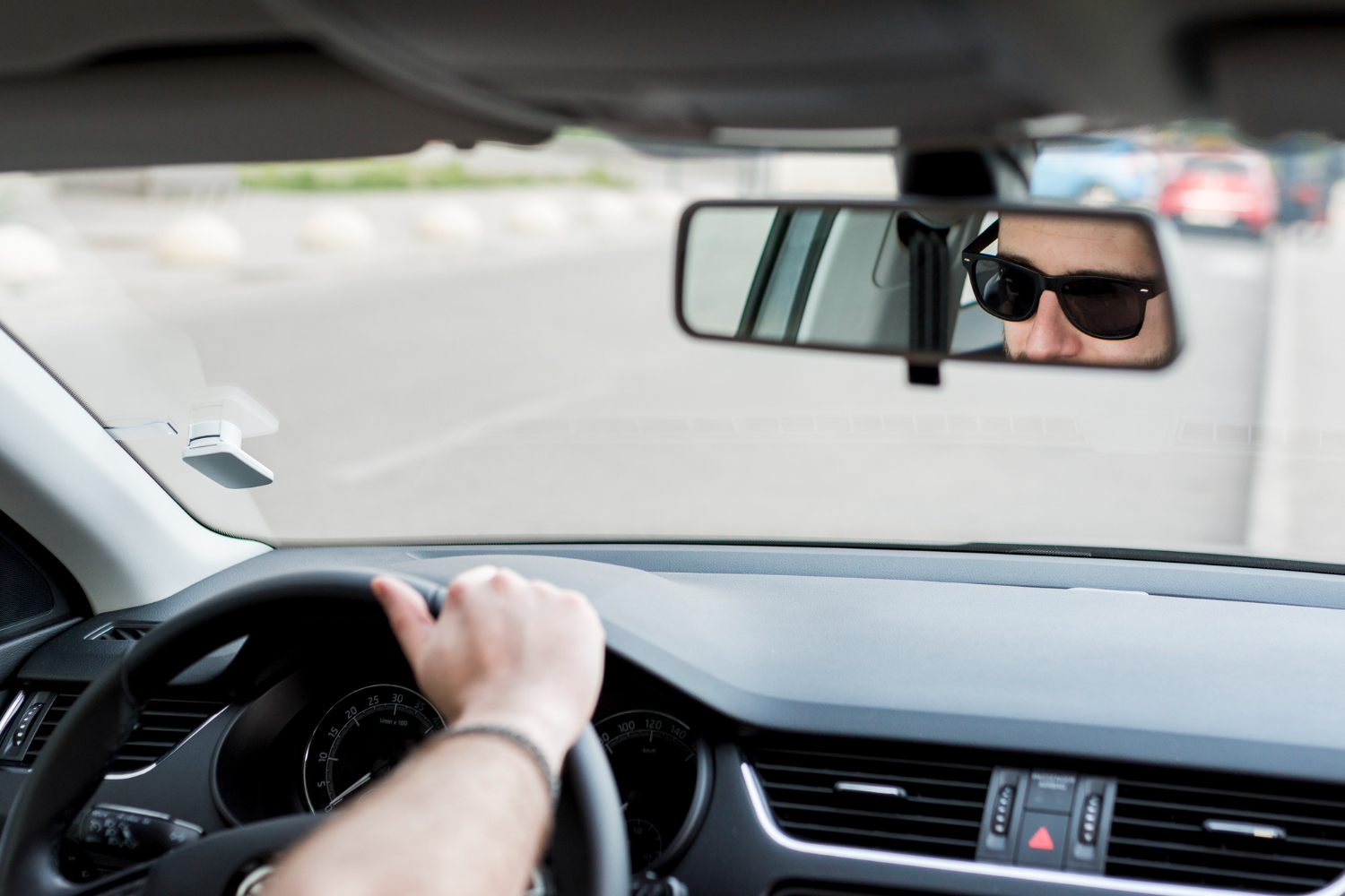 How to Manage Blind Spots While Driving